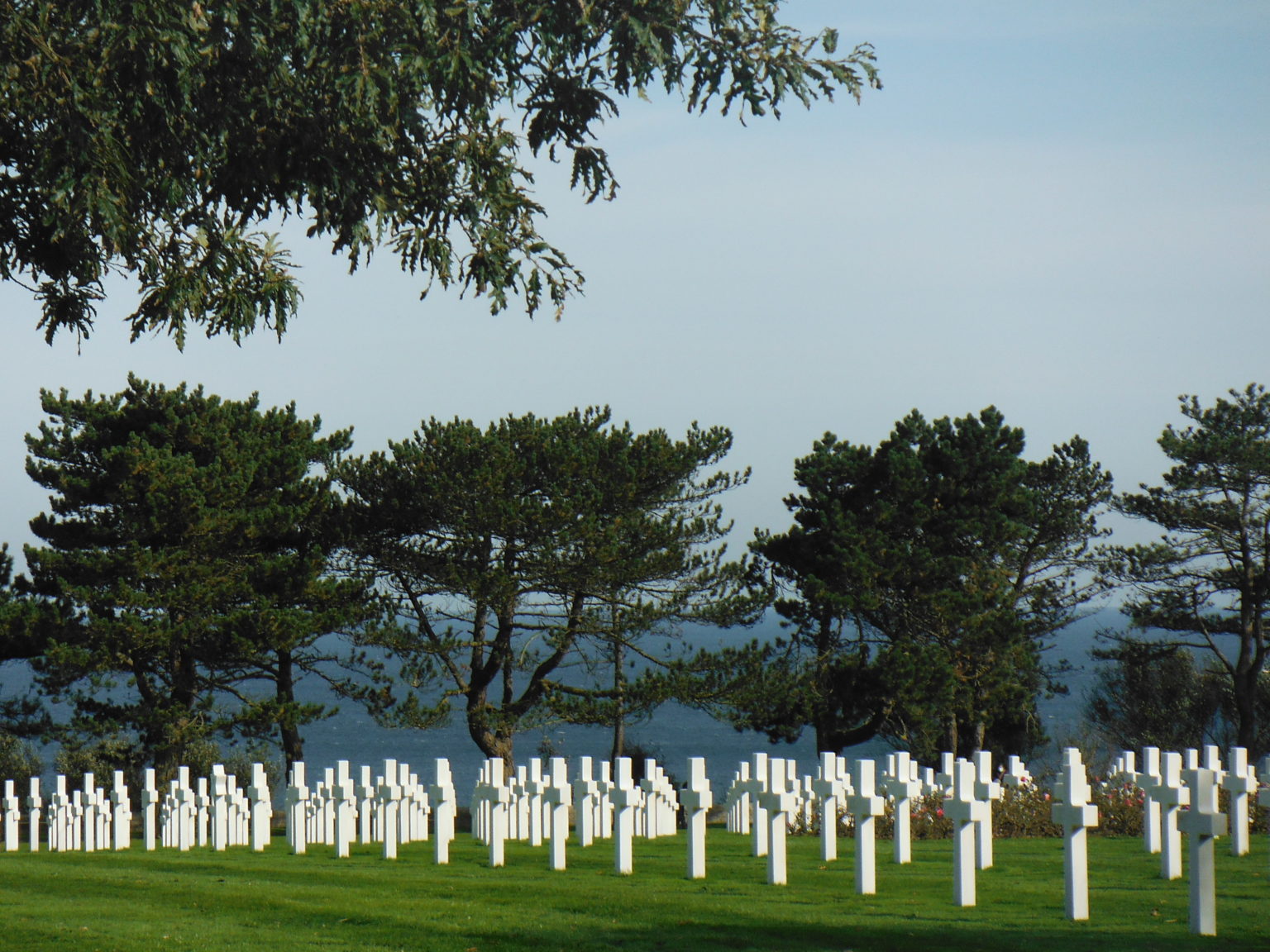 Aujourd'hui... Deux lieux de mémoire : le cimetière américain de ...